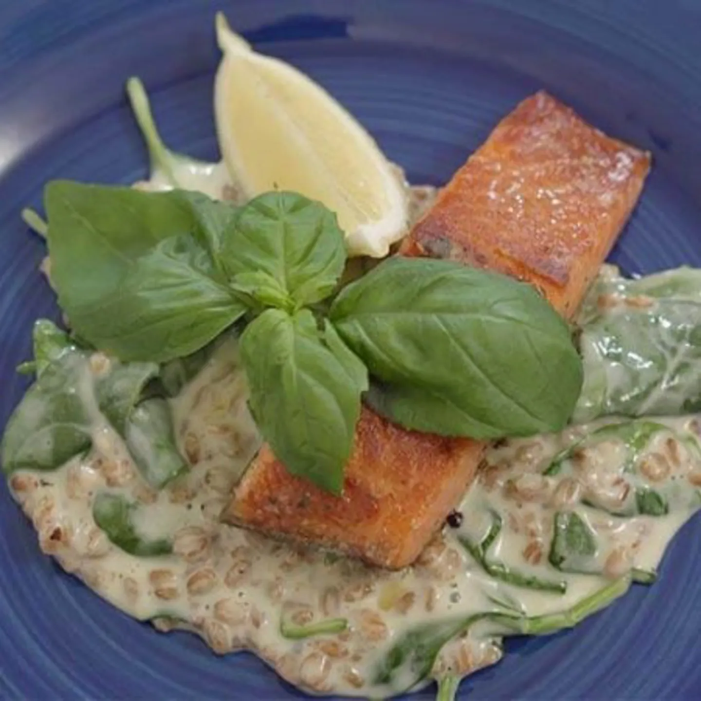 Ugnstekt laxfilé med krämiga spenatgryn